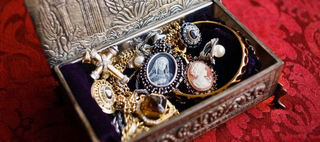 The Fascinating Timeline of the History of Jewelry | Willyn Villarica ...